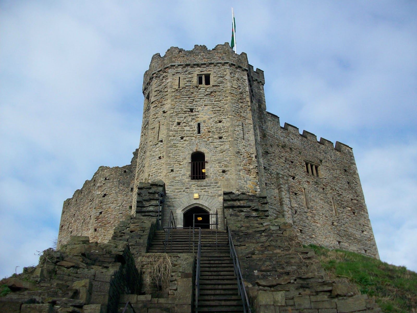 Cardiff Castle Cardiff South Wales Holidayspots4u cardiff-castle-cardiff-south-wales-holidayspots4u