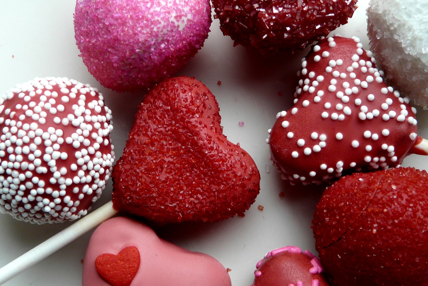 Valentine Cake PoPs valentine-cake-pops