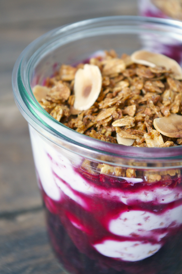 Slomo: FRÜHSTÜCK IST FERTIG: MÜSLI MIT JOGHURT UND BEEREN Slomo: FRÜHSTÜCK IST FERTIG: MÜSLI MIT JOGHURT UND BEEREN