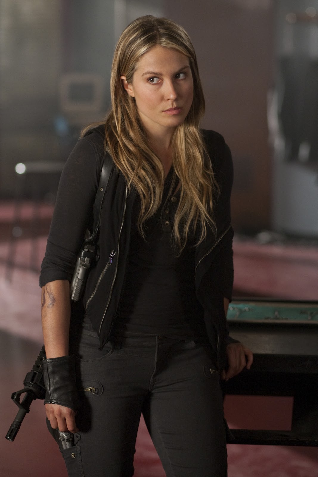 Celebrities, Movies and Games: Sarah Carter - Falling Skies Stills Celebrities, Movies and Games: Sarah Carter - Falling Skies Stills