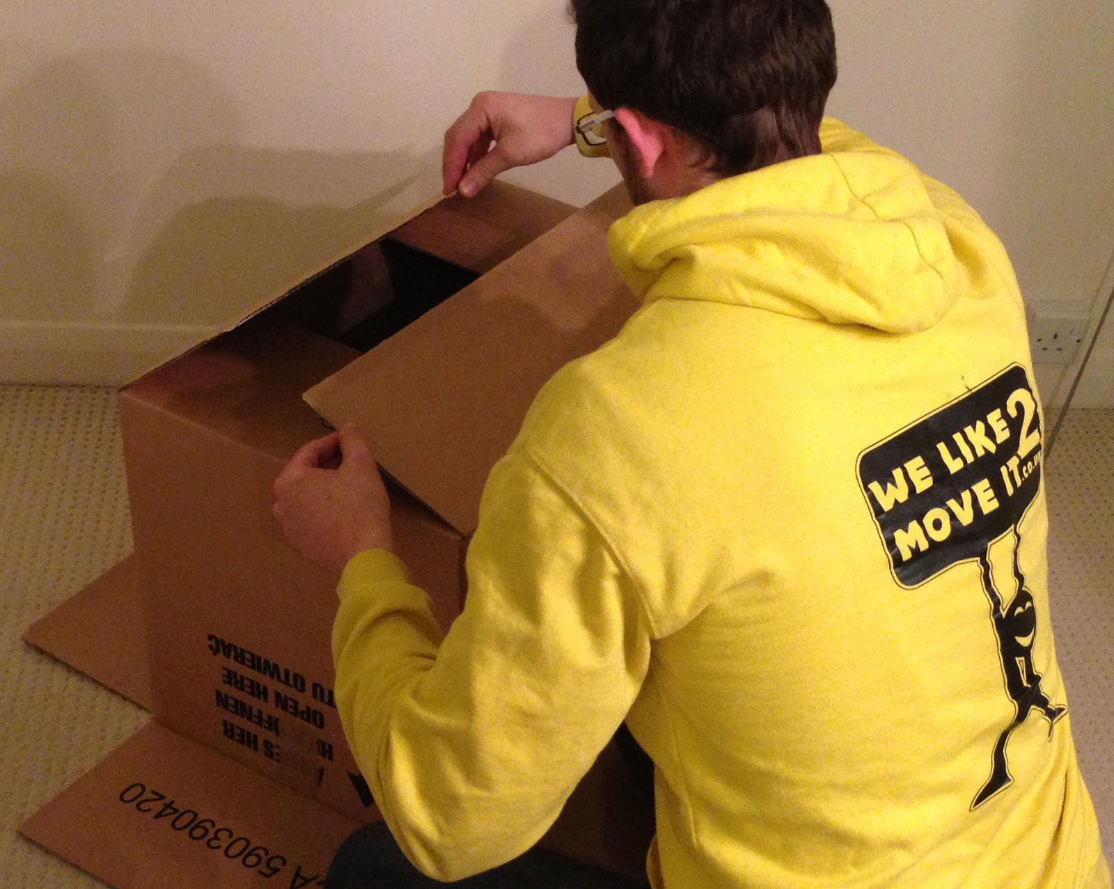 How To Tape Up A Box For Removals We Like 2 Move It Removals Hereford how-to-tape-up-a-box-for-removals-we-like-2-move-it-removals-hereford