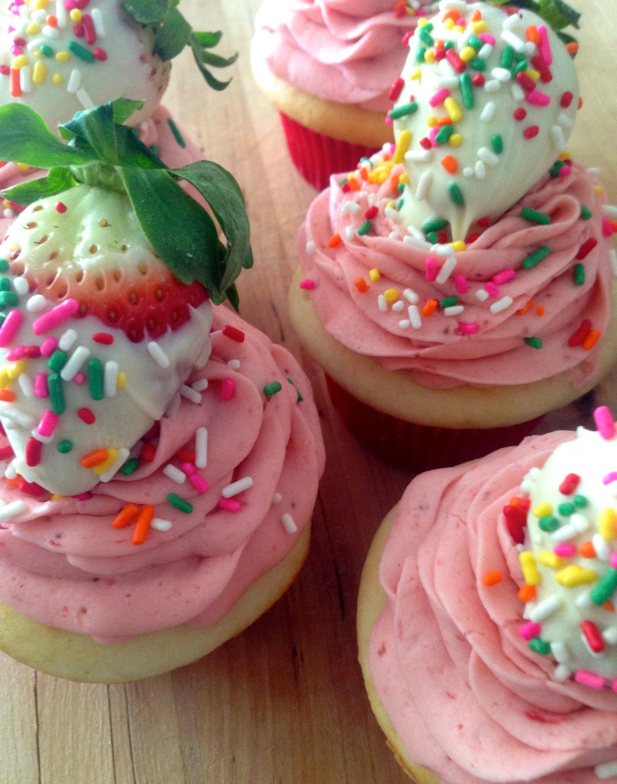 The Preppy Hostess White Chocolate Strawberry Cupcakes the-preppy-hostess-white-chocolate-strawberry-cupcakes
