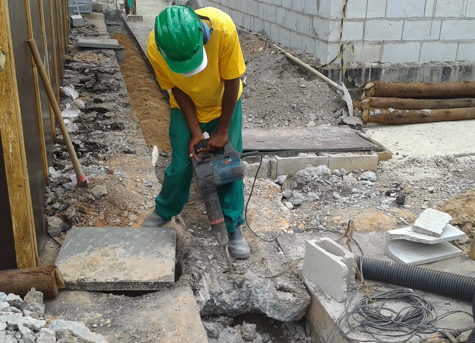 Obras de drenagem pluvial e meio-fio Obras de drenagem pluvial e meio-fio
