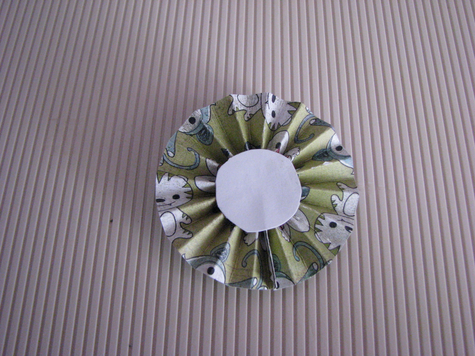 The Paper Variety: Tutorial: Fan fold flowers by Sandi!