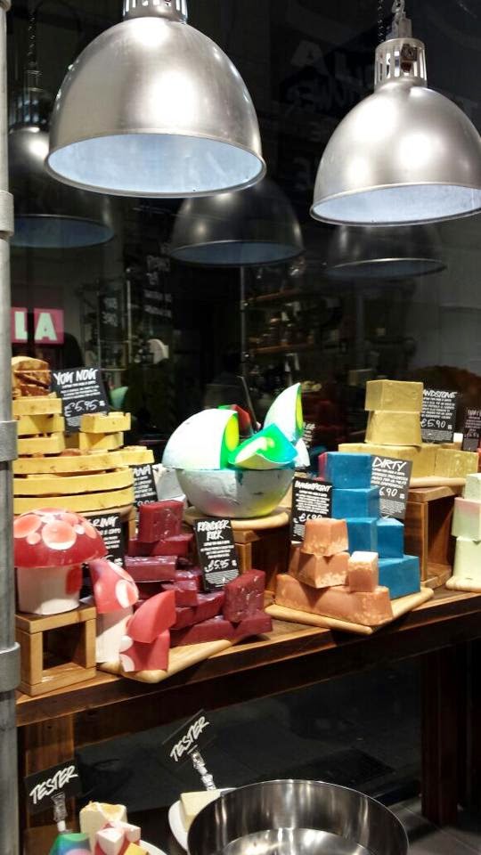 New opening Lush Milano - Via Torino - Le avventure di Anna Pernice - Travel Fashion Tips