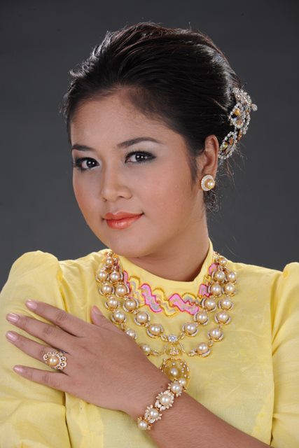 Actress Soe Myat Nandar in Burmese Fashion Dresses