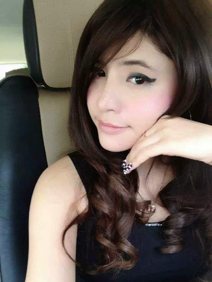 Khmer Beautiful Stars: Sok Pisey take selfies photo in her car