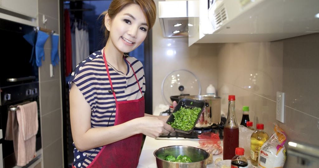 Ella控制慾強進廚房炒菜 抓老公當美味實驗品 - WoWoNews