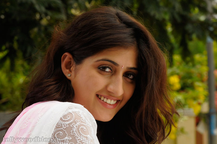 Cute Anisha Singh New Hot Stills from Ayyare Movie