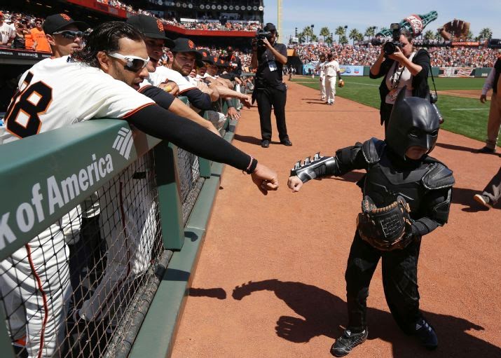 ARI vs SF, 개막전 시구는 소년 영웅.swf : MLBPARK