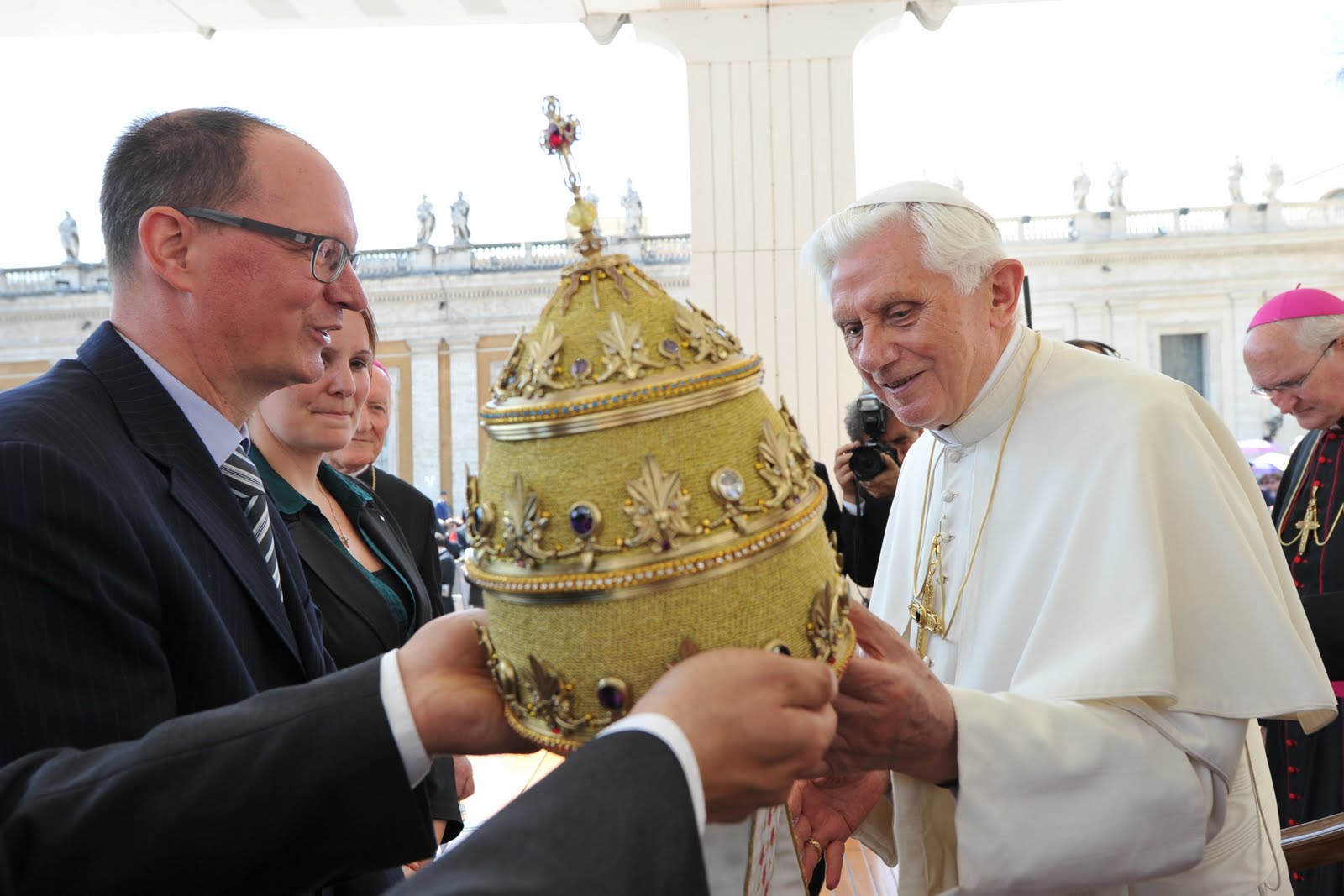 CATHOLICVS La Tiara Papal Que El Santo Padre Benedicto XVI No Llegar catholicvs-la-tiara-papal-que-el-santo-padre-benedicto-xvi-no-llegar