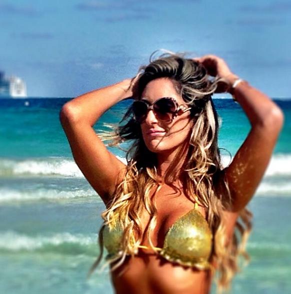BLOGS DO IGOR MELO: ALINE RODRIGUES A MUSA DA INTERNET FAZ TOPLESS EM MIAMI