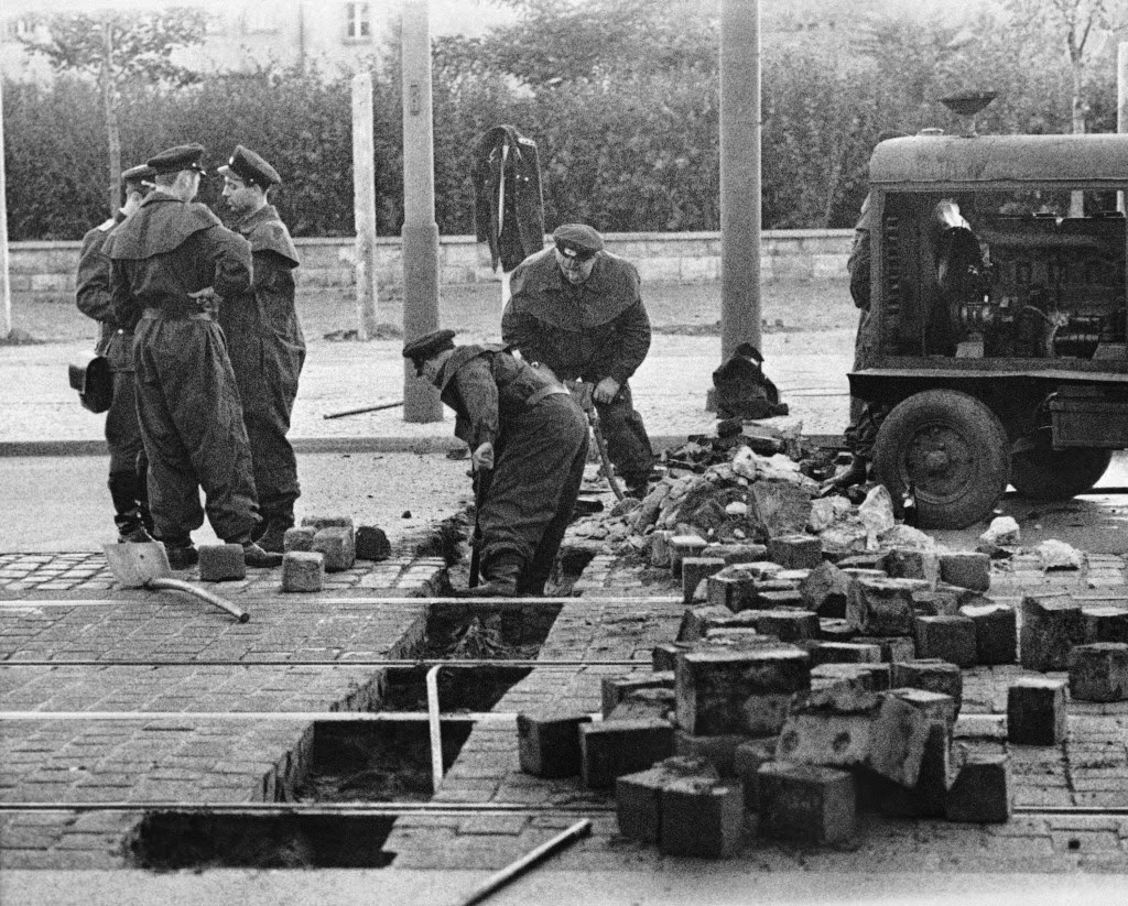 Amazing Black And White Photos Of The Building Of The Berlin Wall In amazing-black-and-white-photos-of-the-building-of-the-berlin-wall-in