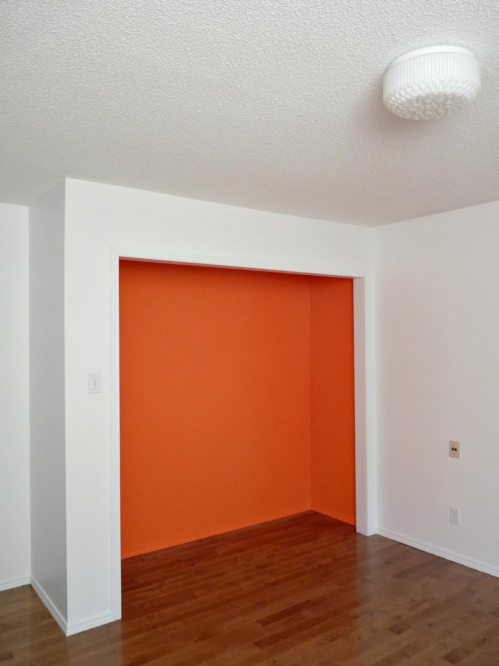 Paint The Inside Of Your Closet A Bright Color Dans Le Lakehouse paint-the-inside-of-your-closet-a-bright-color-dans-le-lakehouse
