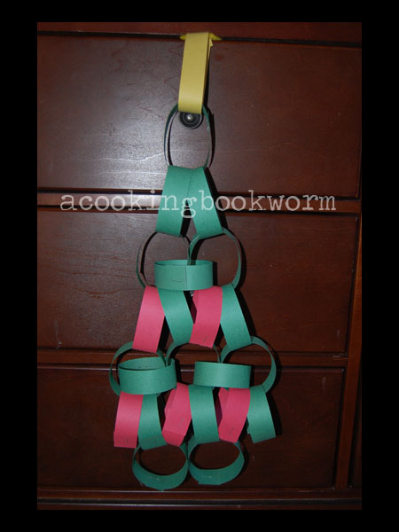 A Cooking Bookworm Counting Down The Days Paper Chain Christmas Tree a-cooking-bookworm-counting-down-the-days-paper-chain-christmas-tree