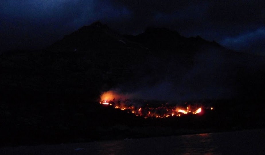 Skinningchile: Incendio en Torres del Paine: evacúan a veintena de turistas Skinningchile: Incendio en Torres del Paine: evacúan a veintena de turistas