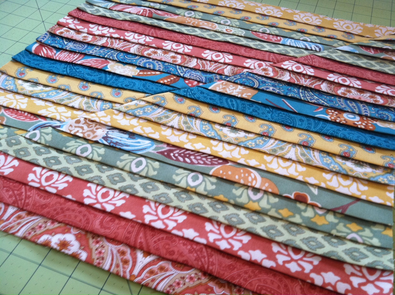 Strippy Pillow Tutorial | Quilting in the Rain