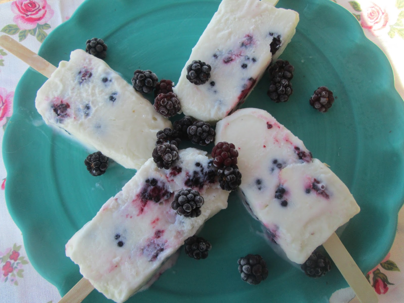 Canela kitchen (gloria): Paletas de yogurt con moras (Yogurt Ice pops ... Canela kitchen (gloria): Paletas de yogurt con moras (Yogurt Ice pops ...