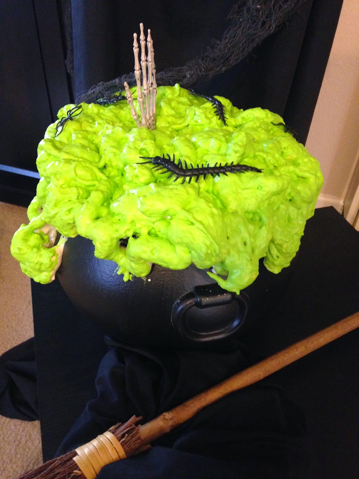 Kayla Kreates: DIY Halloween Decorations - Bubbling Witches Cauldron ... Kayla Kreates: DIY Halloween Decorations - Bubbling Witches Cauldron ...