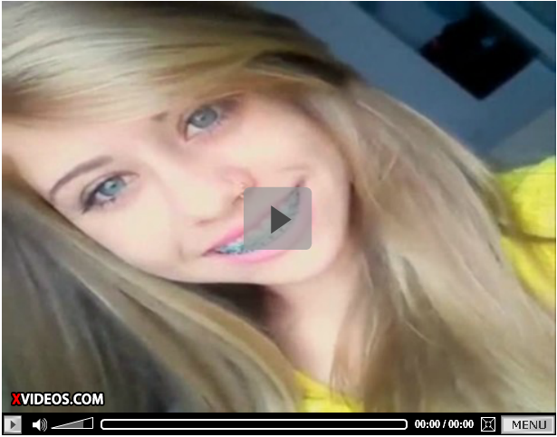 Caiu na Net: Loirinha princesinha caiu mostrando o cuzinho