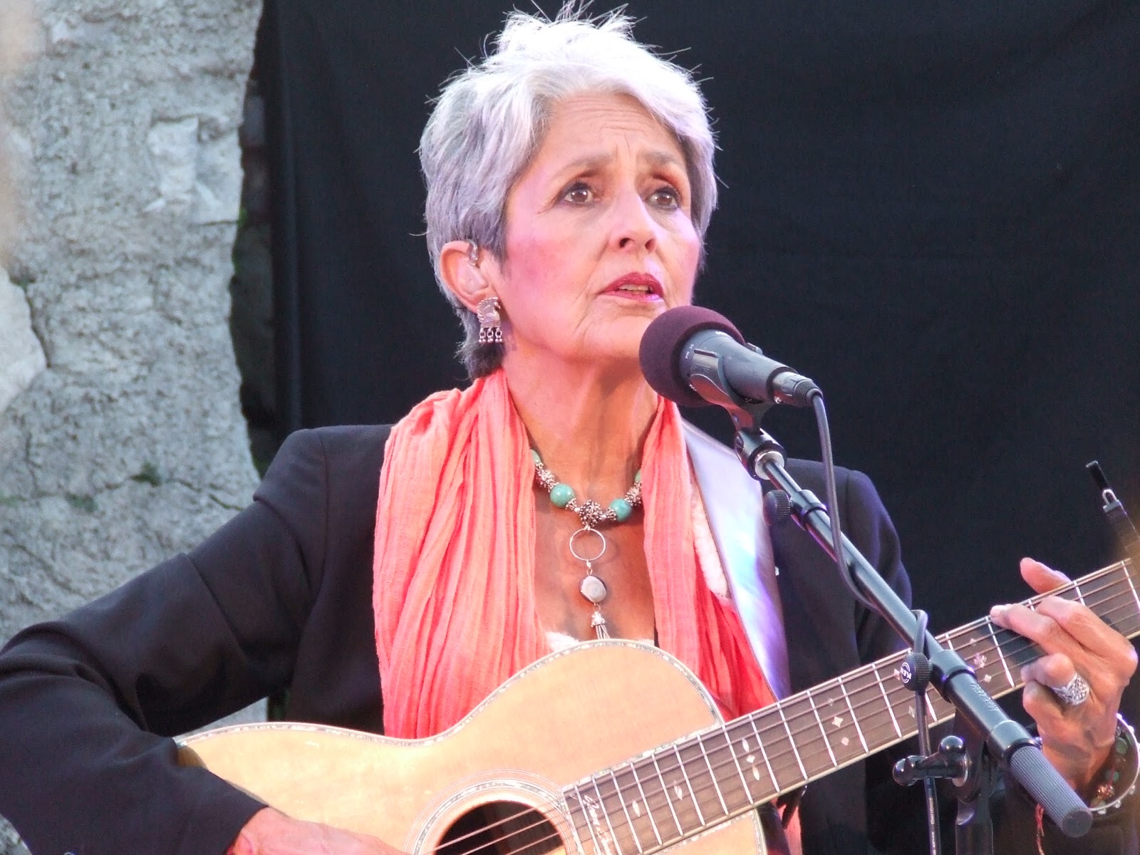 Folk Legende Joan Baez in der Burgarena Finkenstein - Country Music ...