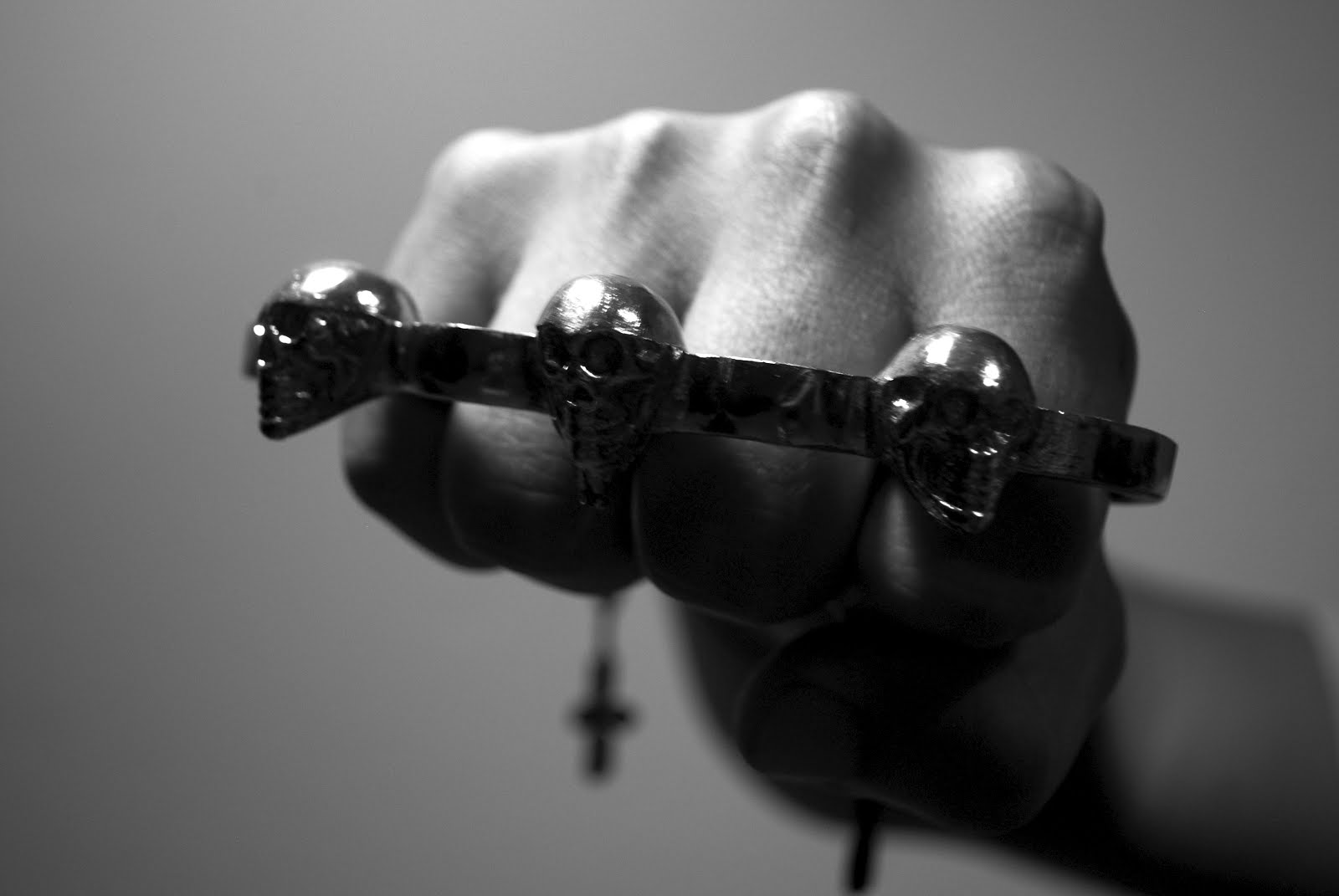 Everything Self Defense How To Use Brass Knuckles In Self Defense everything-self-defense-how-to-use-brass-knuckles-in-self-defense