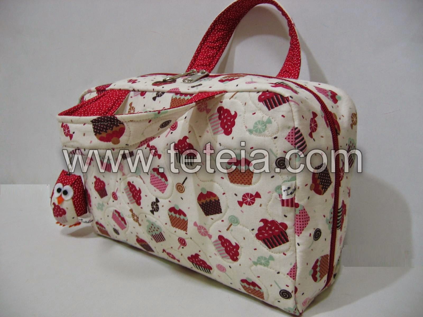 Tetéia Patchwork: Necessaire/maleta médica grande_cupcakes/vermelho - cód 70
