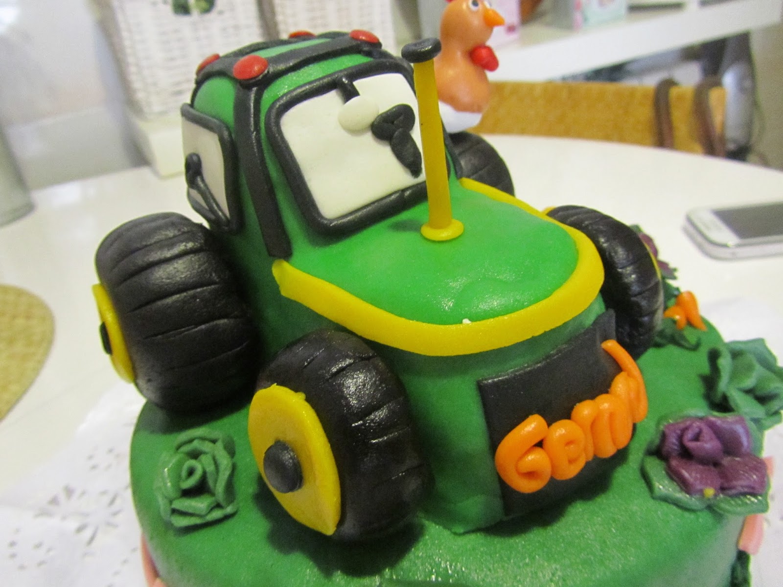 Como hacer una tarta con fondant de un tractor - Imagui