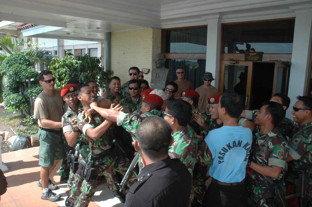Berita HanKam: Kopaska TNI AL dan US Navy Seal “Amankan” Bandara Juanda Berita HanKam: Kopaska TNI AL dan US Navy Seal “Amankan” Bandara Juanda