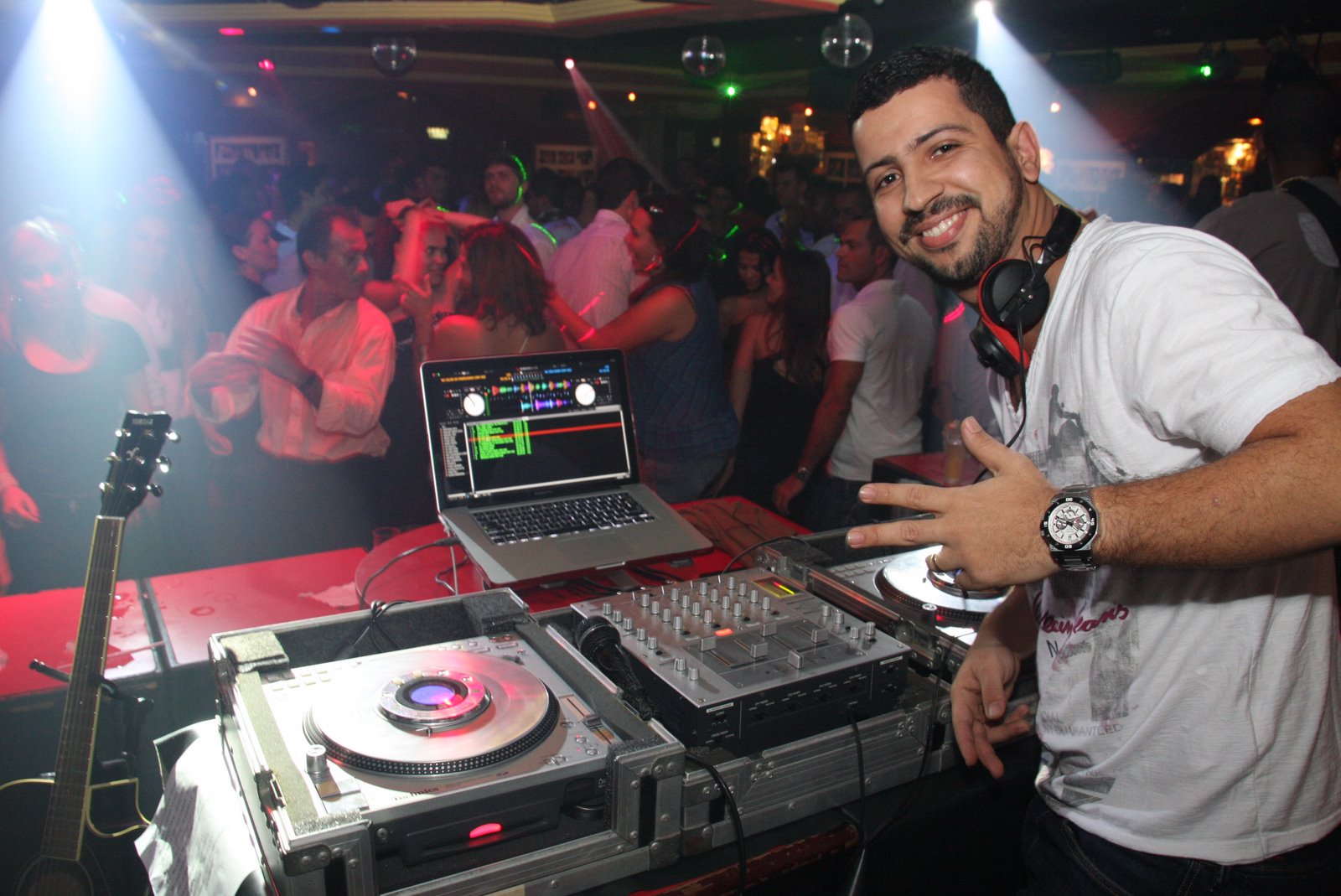 Dennis DJ: DENNIS DJ COM BANDA ELEMENTOS DO FUNK TODA QUARTA NA ... Dennis DJ: DENNIS DJ COM BANDA ELEMENTOS DO FUNK TODA QUARTA NA ...