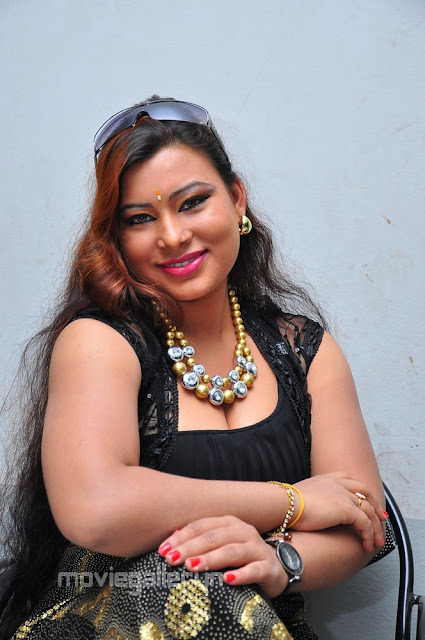 Telugu Actress Sushmita Hot Stills, Sushmita Hot Photo Gallery ~ Cinindya