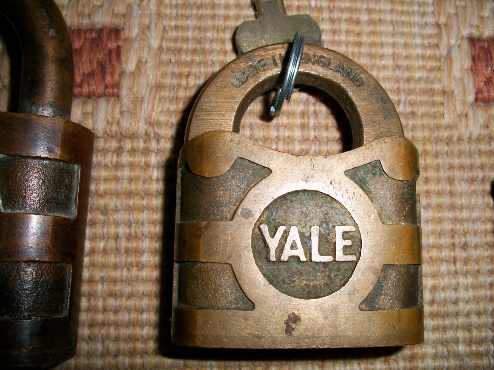 Collectible Items 1 Lot Of Vintage Antique YALE Padlock collectible-items-1-lot-of-vintage-antique-yale-padlock
