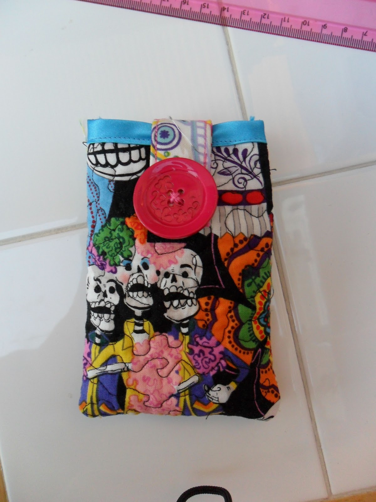 Easy Quilted Camera/iPod/Mobile Phone Case Tutorial! Plus, there’s still time to get in on the ...