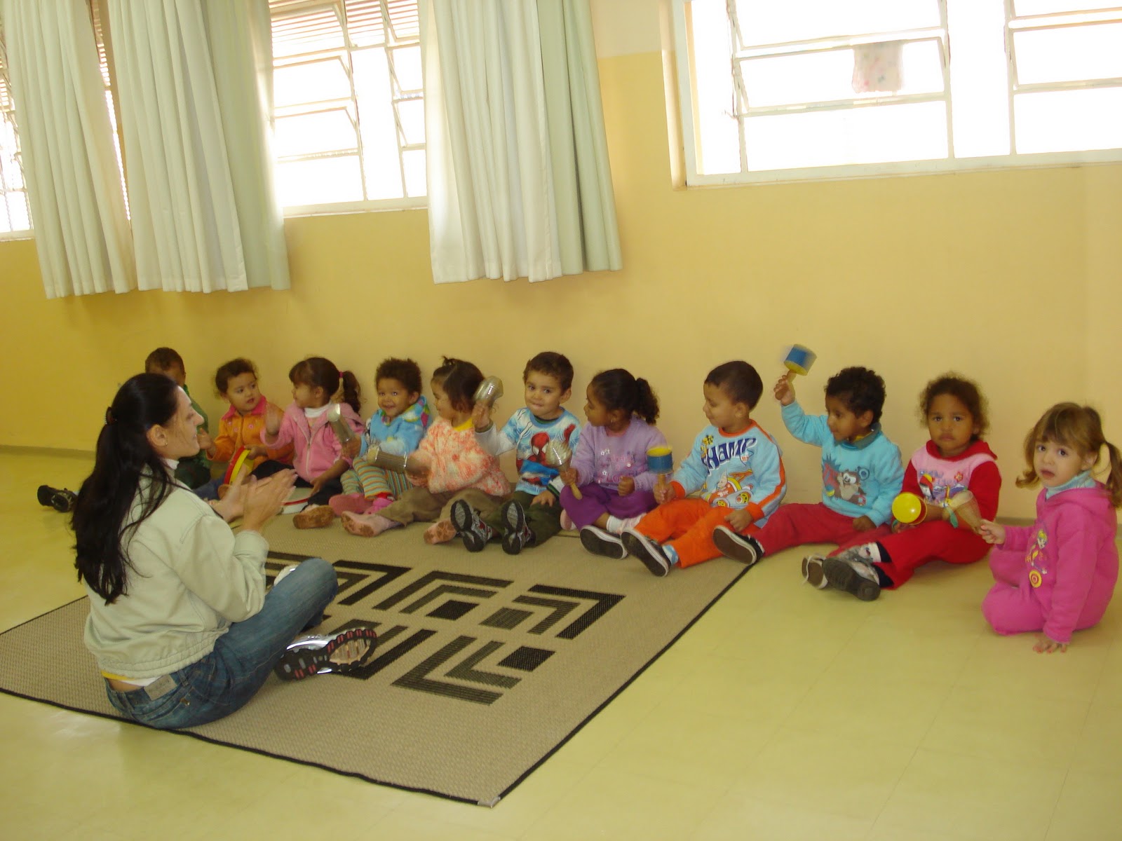 Tia Marcia: Aula de musicalização infantil Tia Marcia: Aula de musicalização infantil