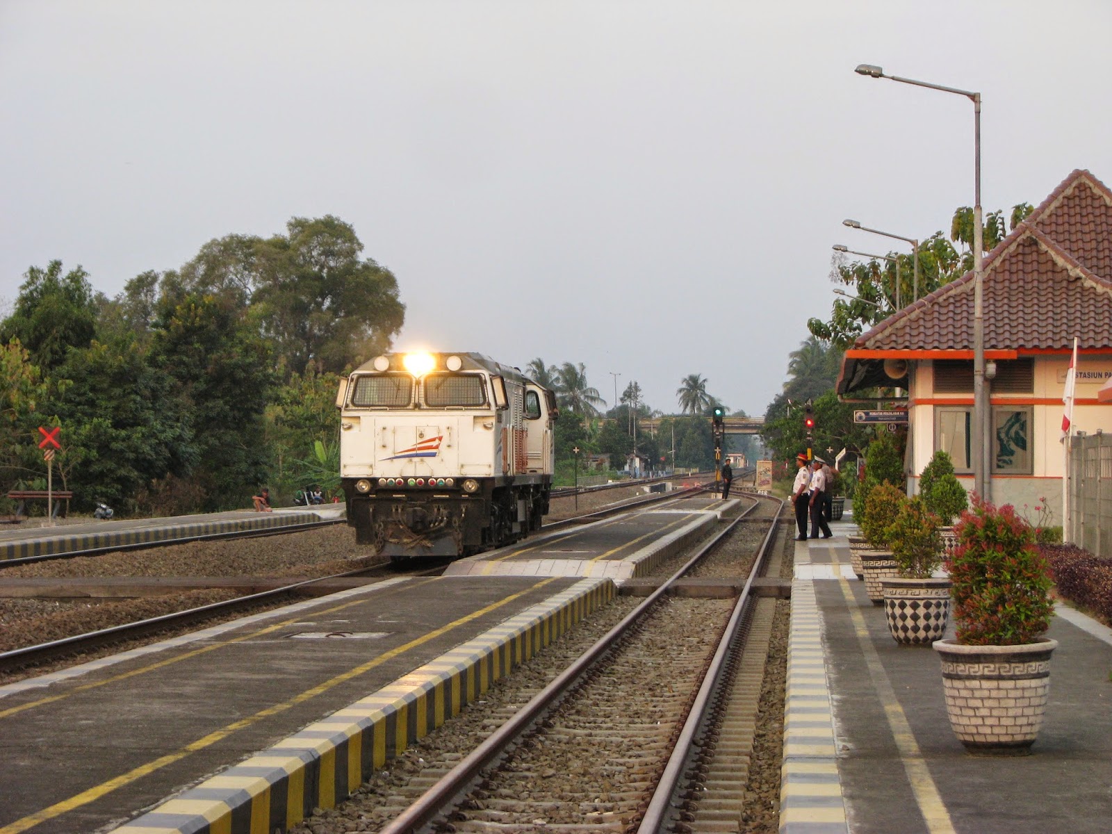 Kereta Api Indonesia: Lokomotif CC206 Berjalan Sendiri Melintasi ...
