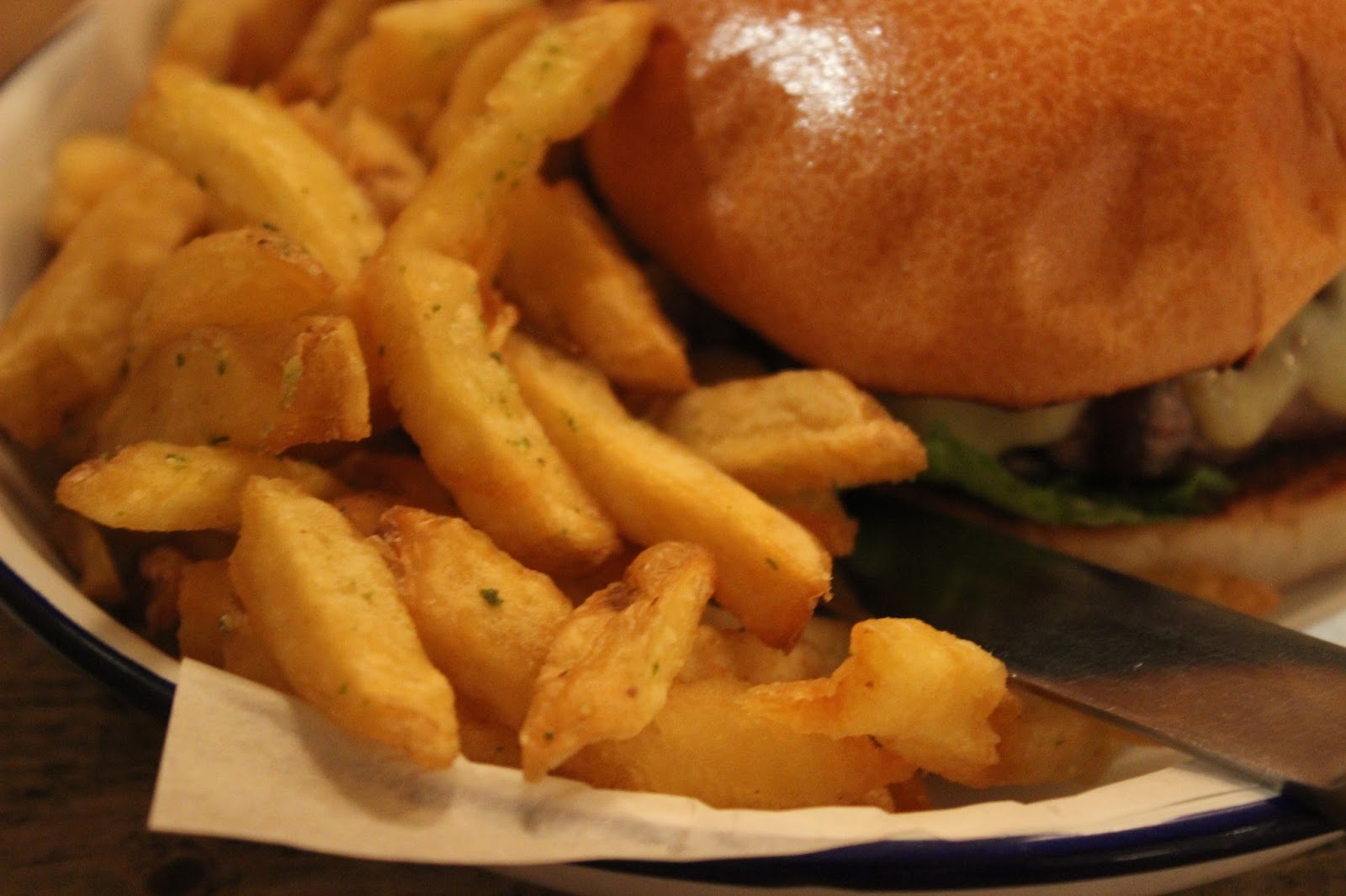 Burgers, frites et bonheur | Parisiennes presque parfaites