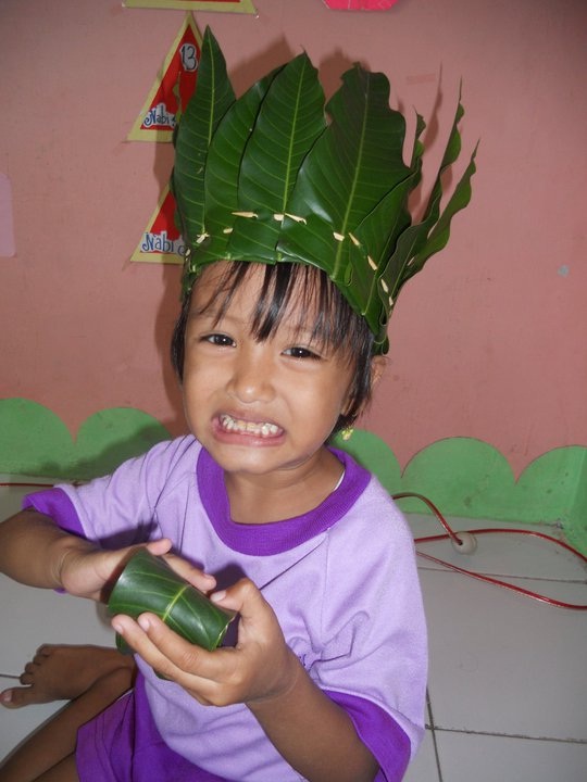 .: MEMBUAT TOPI DARI DAUN