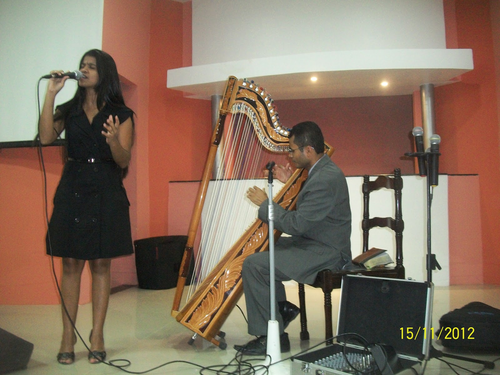 Igreja Adventista do 7º Dia: LOUVANDO COM A HARPA