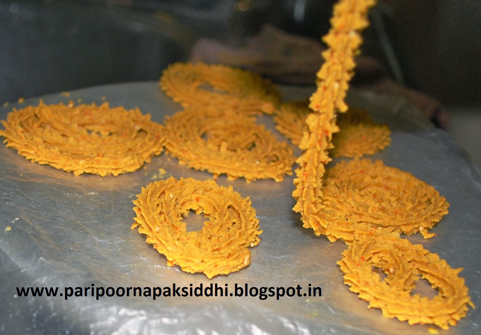 Paripoorna Paksiddhi : JAWAR CHI CHAKLI / SORGHUM CHAKLI