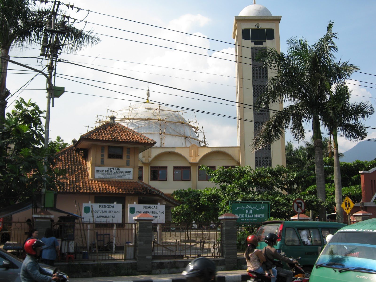 NAPAK MASIGIT: Masjid Agung Ujung Berung, Bandung.