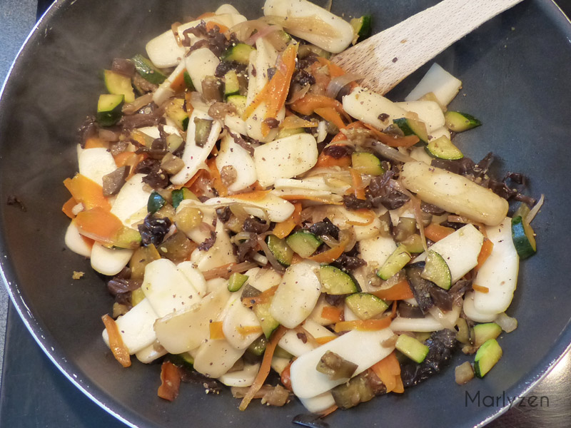 Pâtes de riz sautées aux légumes et aux champignons noirs | Marlyzen ...