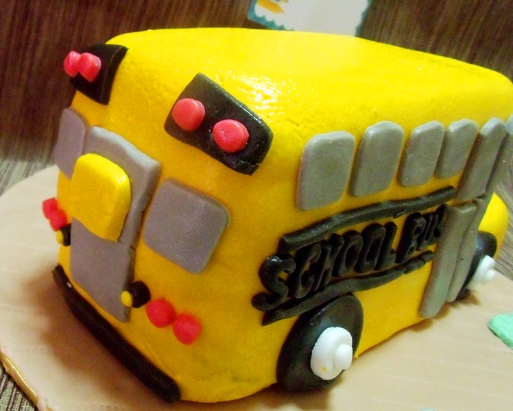 kindred kookies: School Bus Cake