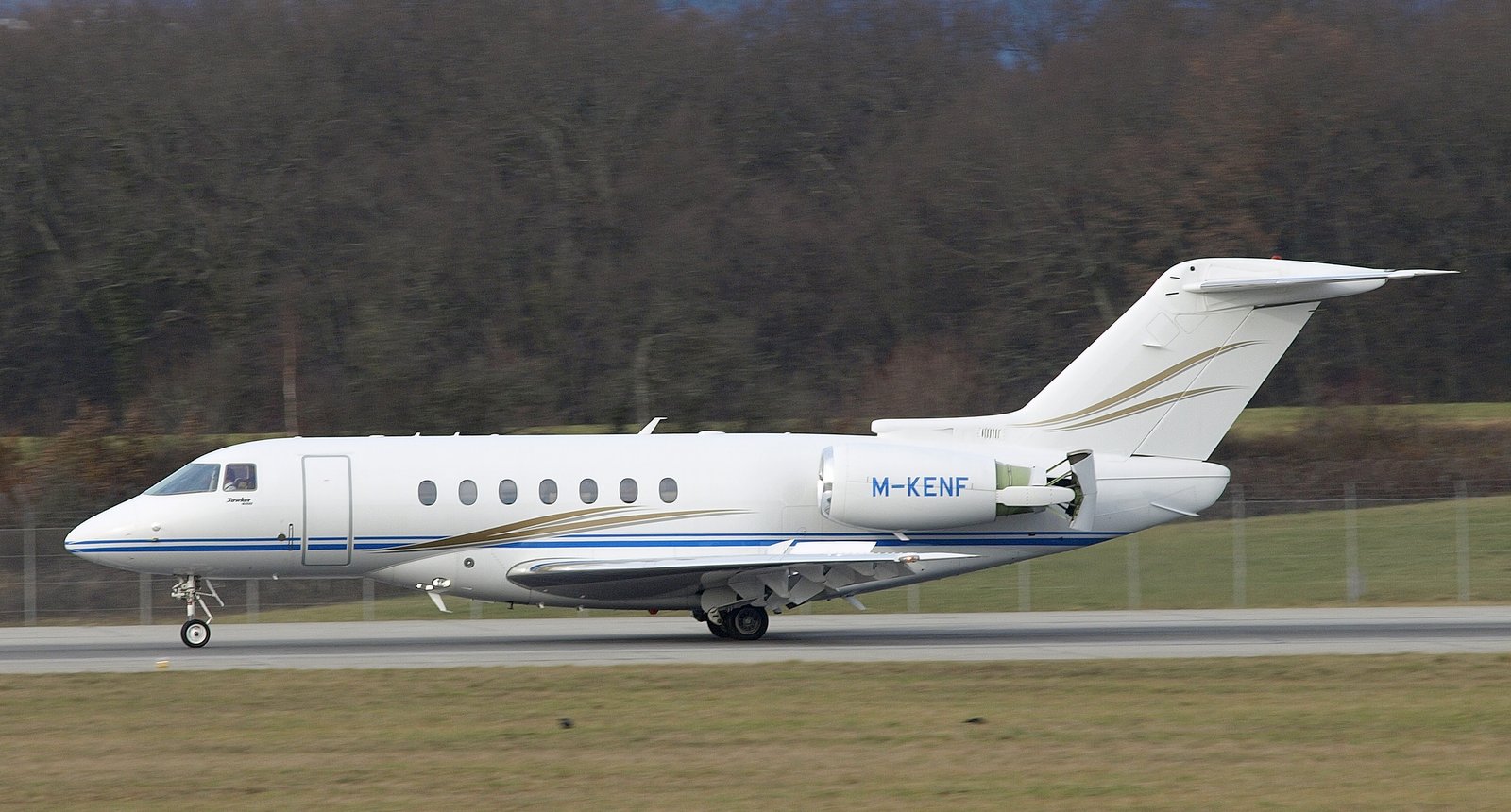 FLUGZEUGE Privatjets etc: M-KENF Hawker 4000 HA4T