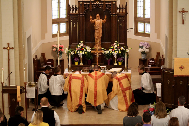 Gottesdienst Online: What’s This? Genuflecting in Worship?