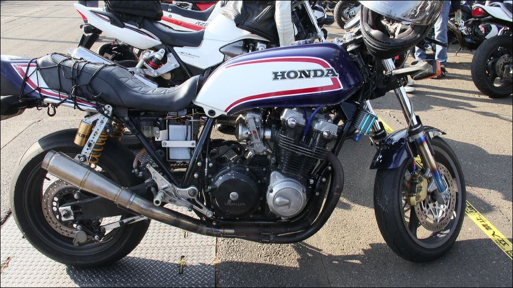 ROAD RIDER: HONDA CB750F Custom Bike