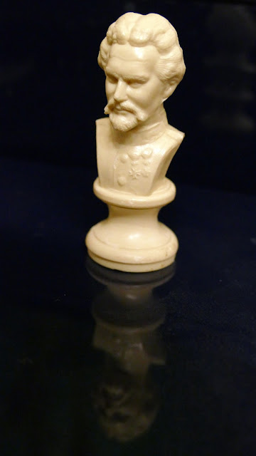 Munich & Co.: Ludwigmania: mini buste du Roi en bakélite