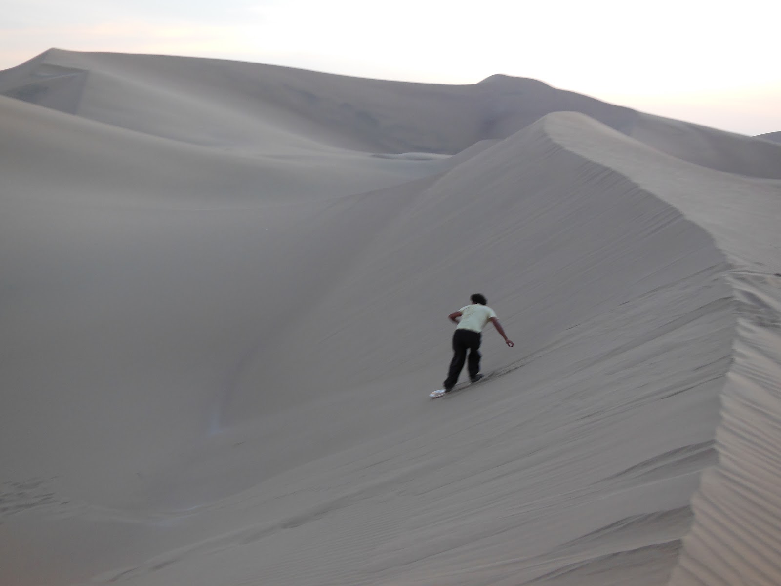 Ahí ana y yo hicimos un poco de sandboard de pie, y la vaina no me ...