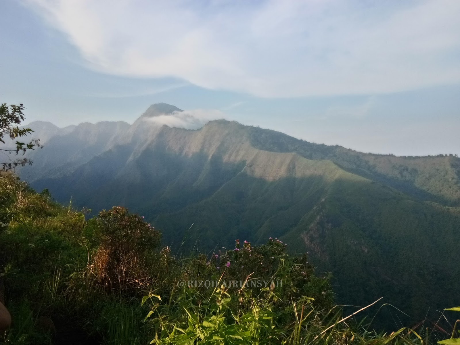 DESTINASI JAWA TIMUR: PUNCAK WATU JENGGER (GUNUNG JOKOMUJUNG)