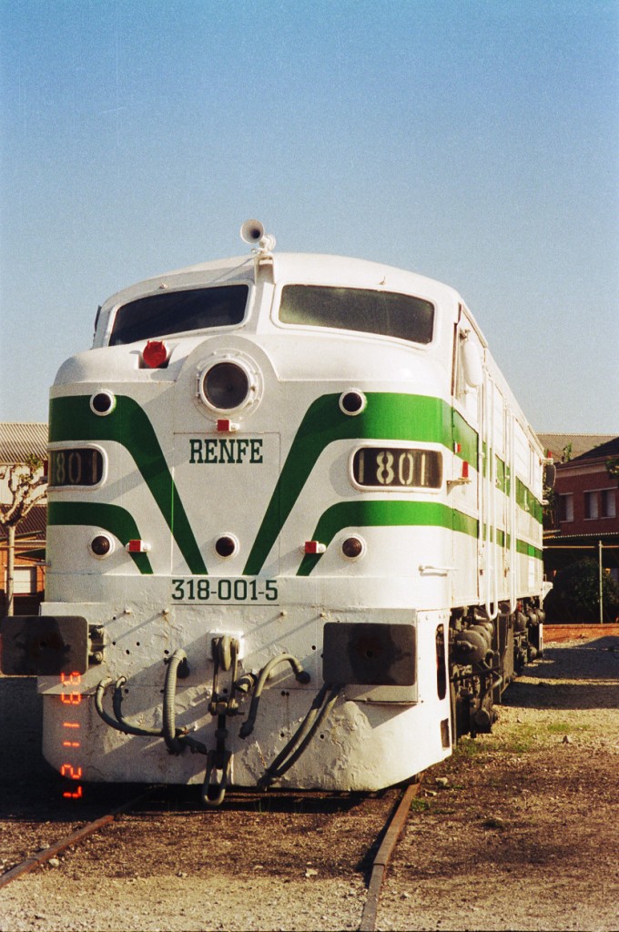 Rails sense fronteres: Locomotores Dièsel-elèctriques, sèrie 318 de Renfe.
