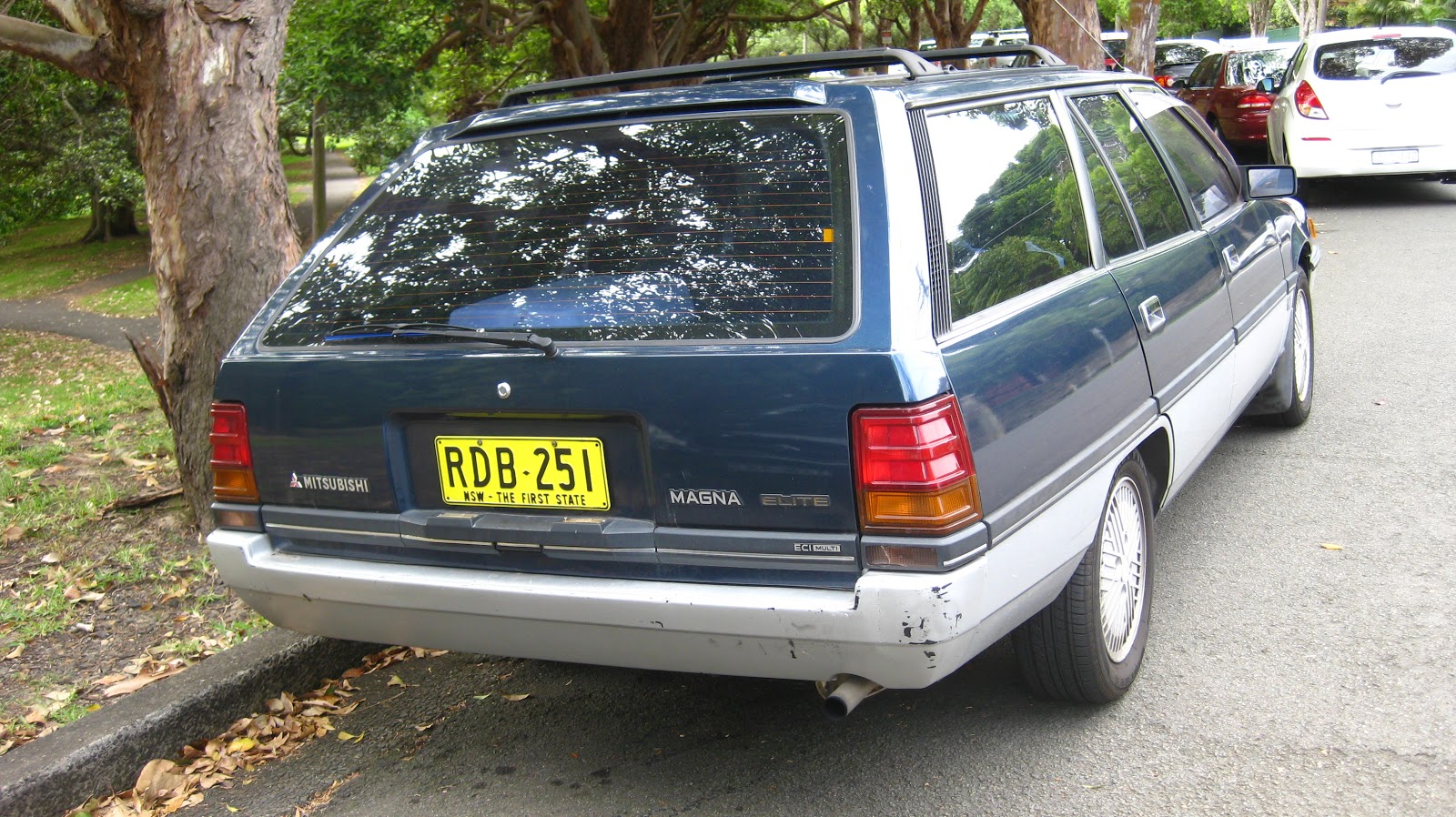 Aussie Old Parked Cars: 1989 Mitsubishi TP Magna Elite 2.6 Wagon